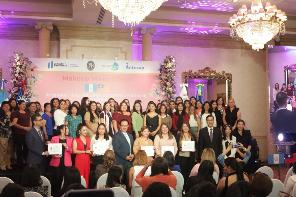 Reconocimiento a las graduadas del Curso Técnico de Esteticismo por ...